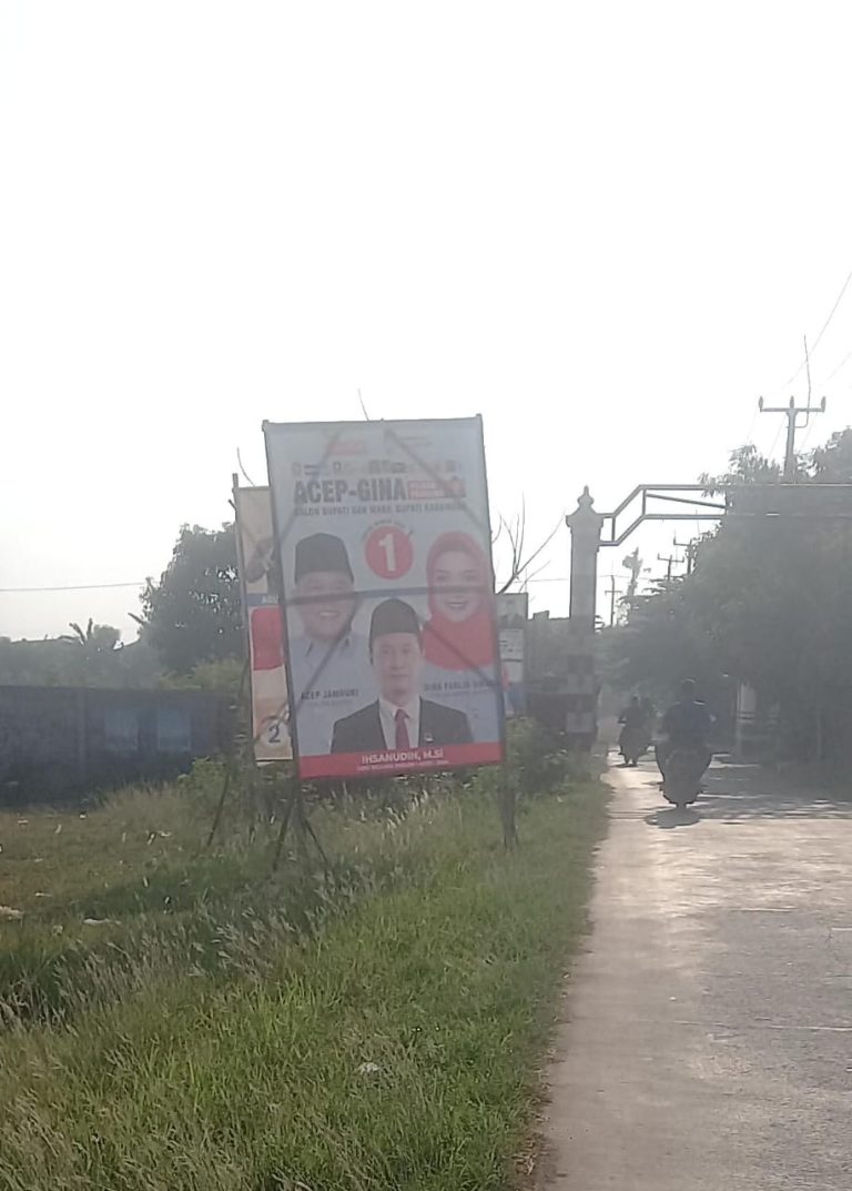 Banner Kampanye Paslon 02 Tertutup oleh Spanduk Paslon 01 di Purwasari ...