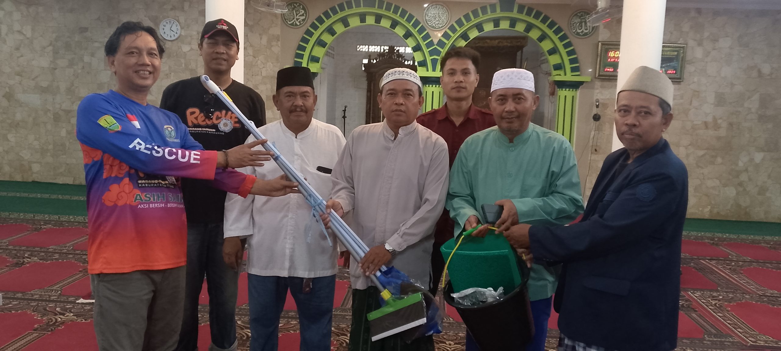 Aksi Nyata Ramadhan Rescue Karang Taruna Kabupaten Karawang Bersihkan ...